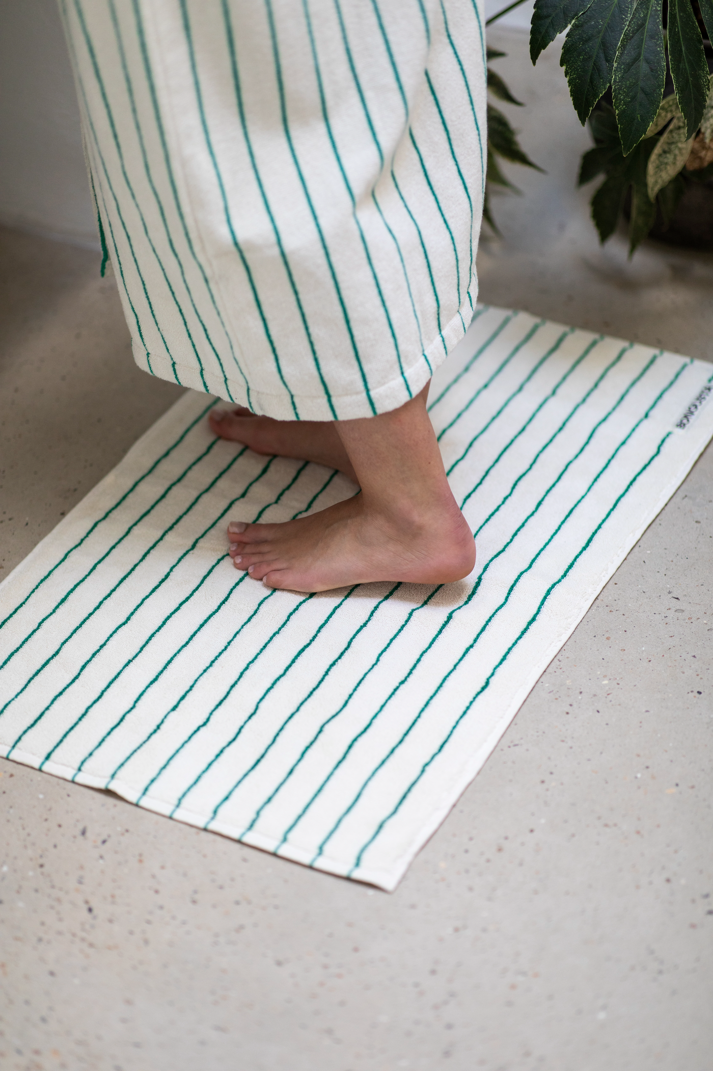 Naram Bath Mat, pure white & grass – BONGUSTA